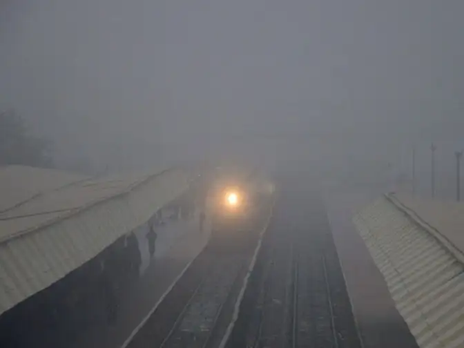 Drizzle in Delhi; poor visibility affects train services - The Economic ...