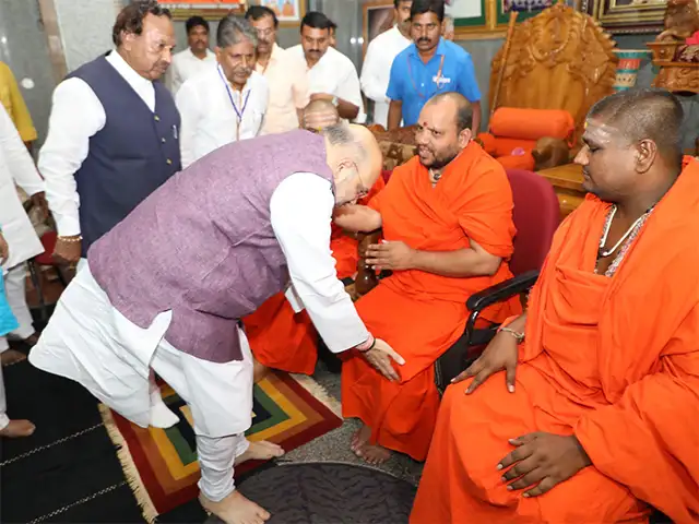 Madara Guru Peetha, Chitradurga - For elections, Karnataka mutts are ...