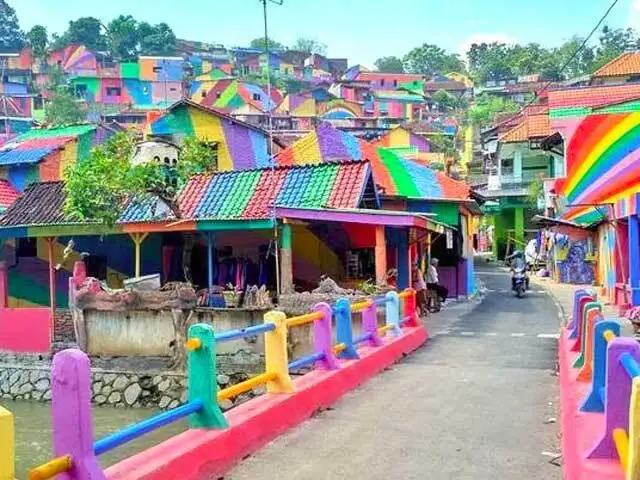 Colour me bright! Mumbai slums get a colourful face-lift - Colourful ...