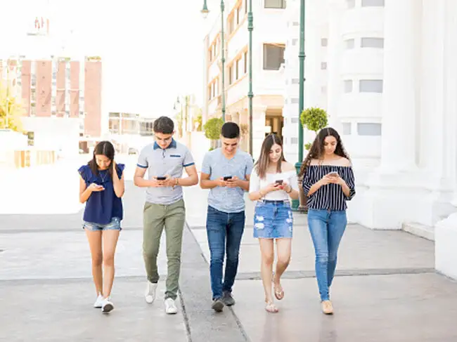 texting: Walking the talk on mobile mindfulness - The Economic Times