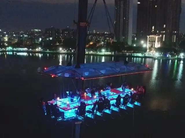 40 minutes in the air - Fly Dining: This floating restaurant in Noida ...