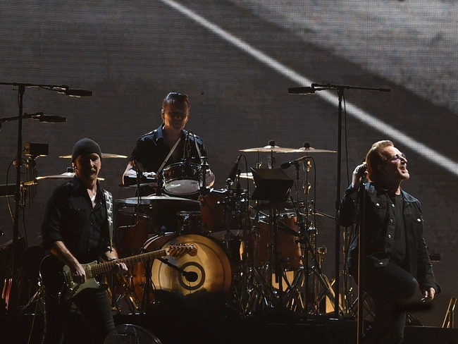 U2 India tour: Bono's high notes, Edge's iconic guitar made U2's Mumbai ...