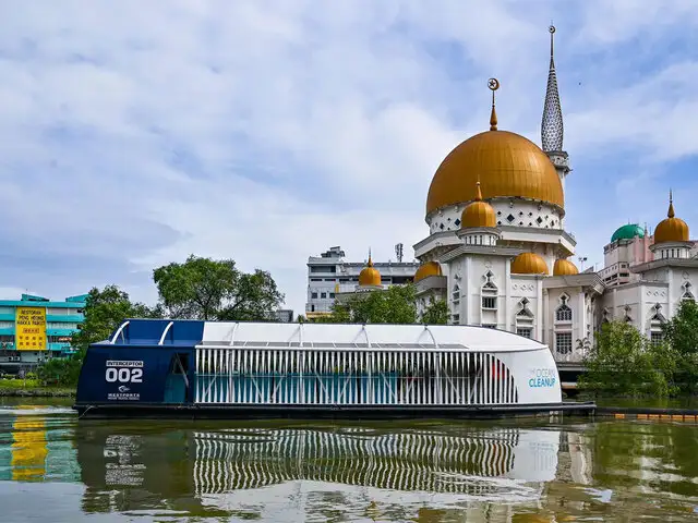 Plastic polluting the oceans - An 'Interceptor' for plastic waste | The ...