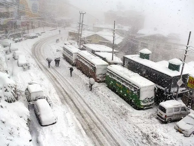 Thick blanket of snow - Fresh spell of snowfall intensifies the hilly ...