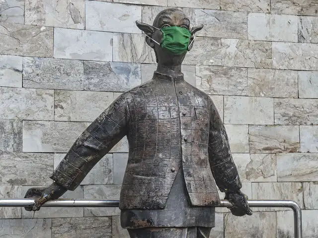 Common man's statue in Mumbai - In fight against Coronavirus, statues ...