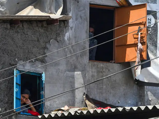 Social distancing - India battles coronavirus in its biggest slum | The ...