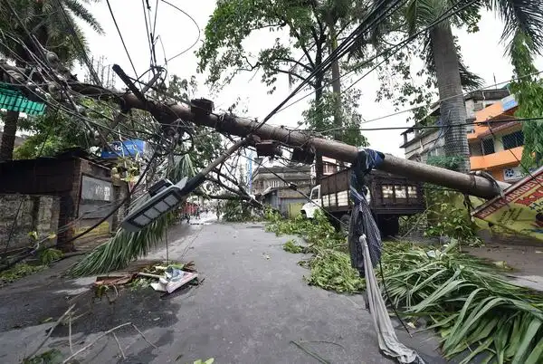 Cyclone Amphan News: 72 people dead in West Bengal, PM Modi to conduct ...