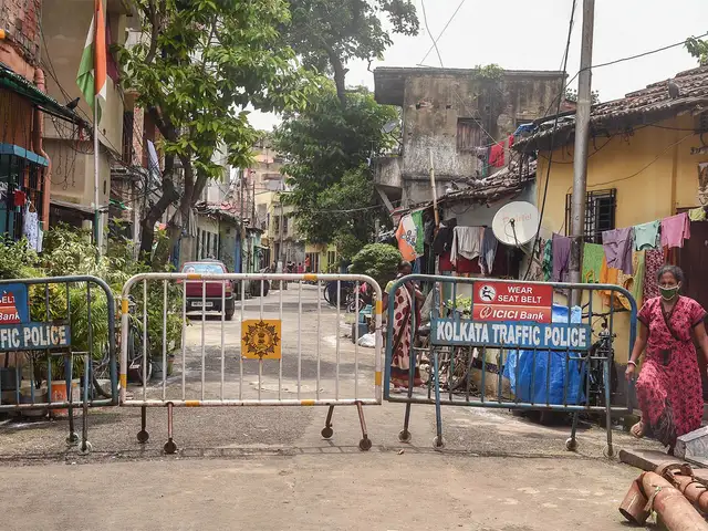 Containment zones - West Bengal resorts to panic buys | The Economic Times