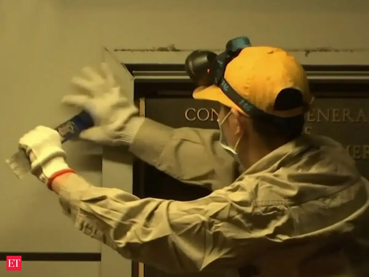 Watch: Chinese authorities take control of US consulate in Chengdu ...