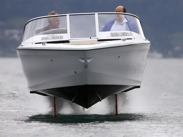 Speedboat that flies on waves makes debut - 'Flying' electric speedboat ...