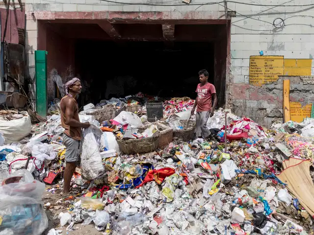 Missing segregation - In Delhi, no waste segregation at household level ...