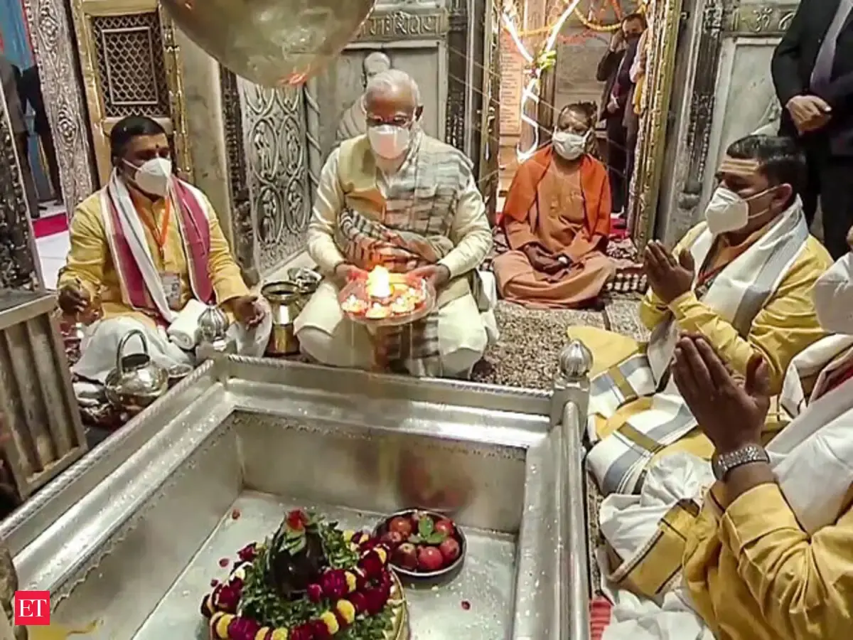 Uttar Pradesh: PM Modi offers prayers at Kashi Vishwanath Temple in ...