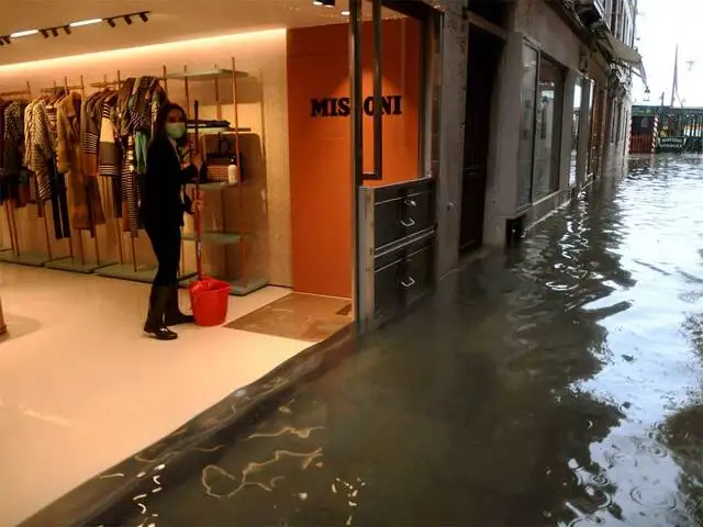 Flooded shop in Venice - Venice under water as newly installed dam ...