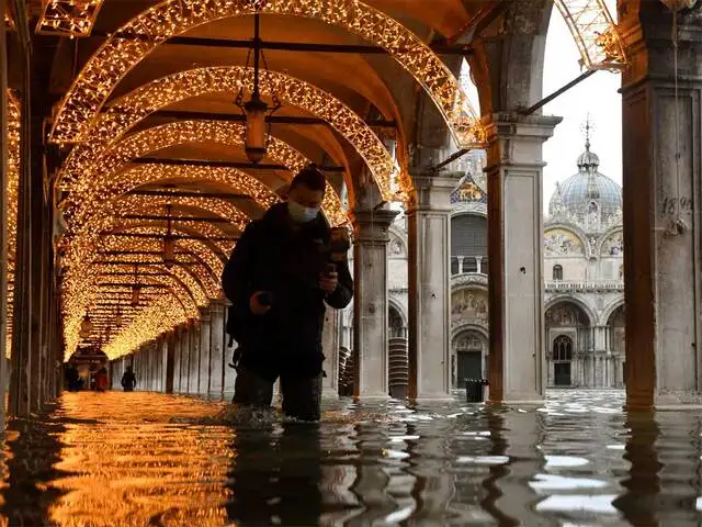 Flooded shop in Venice - Venice under water as newly installed dam ...