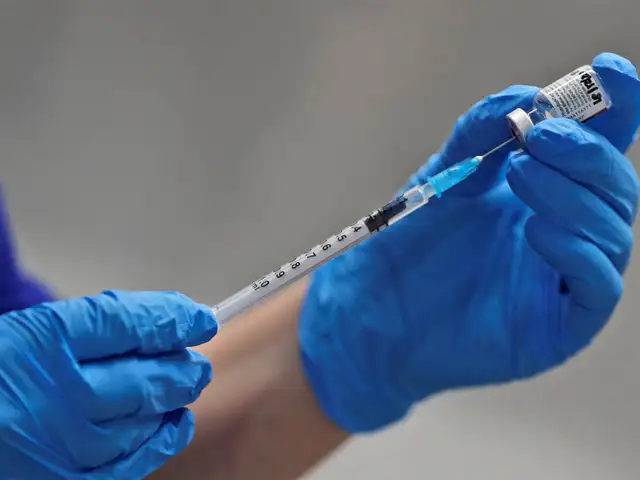 US readies coronavirus inoculation rollout as FDA approves Pfizer ...