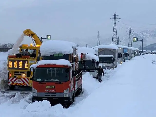 Record snowfall - Record snowfall causes major traffic disruptions in ...