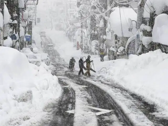 Record snowfall - Record snowfall causes major traffic disruptions in ...