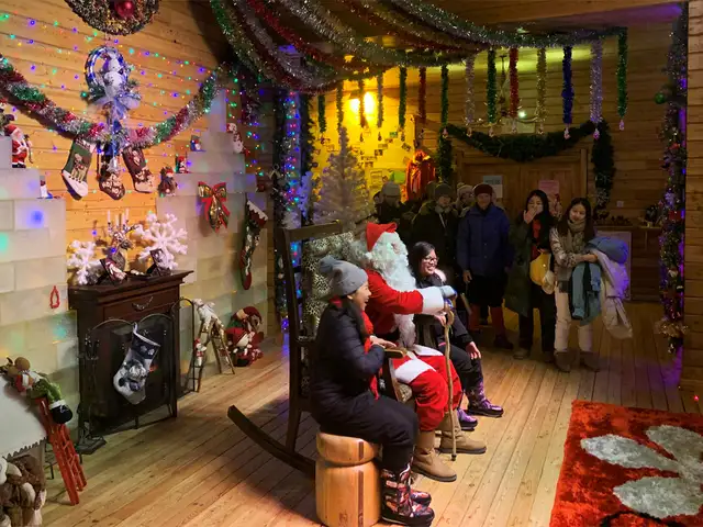 Socially distanced Santa - Lonely Christmas in Santa's homeland as ...