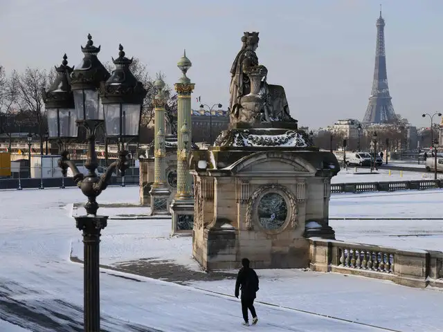 City under snow - Eiffel Tower needs blowtorch for ice as snow blankets ...