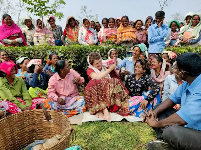 Priyanka seeks to sweeten Congress' cuppa in Assam - Plucking tea ...