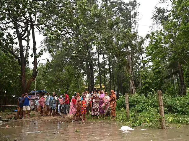 Mass evacuation - As Cyclone Yaas hits India's east coast, thousands ...