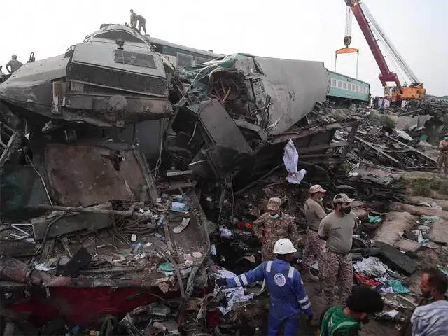 Pakistan train accident: Deadly Pakistan train accident: Rescuers comb ...