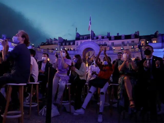 Parisian social scene - Rave at the palace: President Macron resumes ...