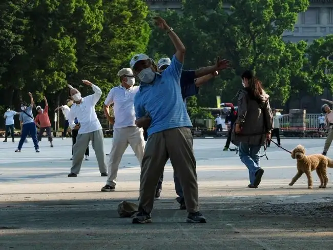 How the 3-minute Japanese stretch drill from 1920 is now performed by ...