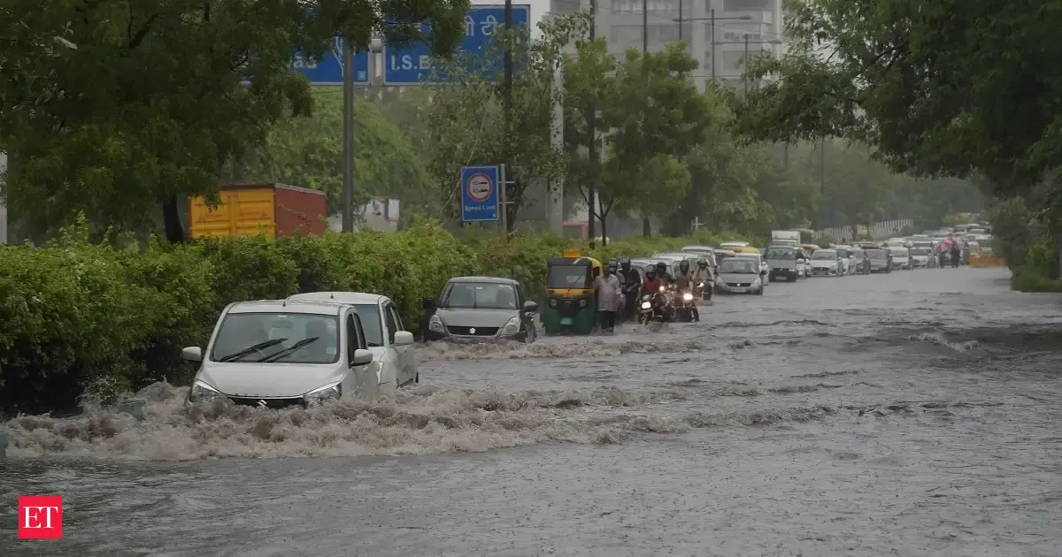 Gurugram: Heavy rain, waterlogging throw life out of gear - The Economic Times