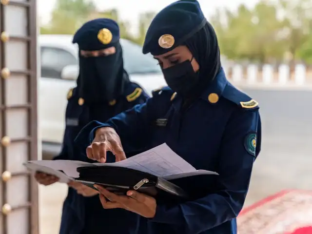 Outfitted - For the first time, Saudi women stand guard in Mecca during ...