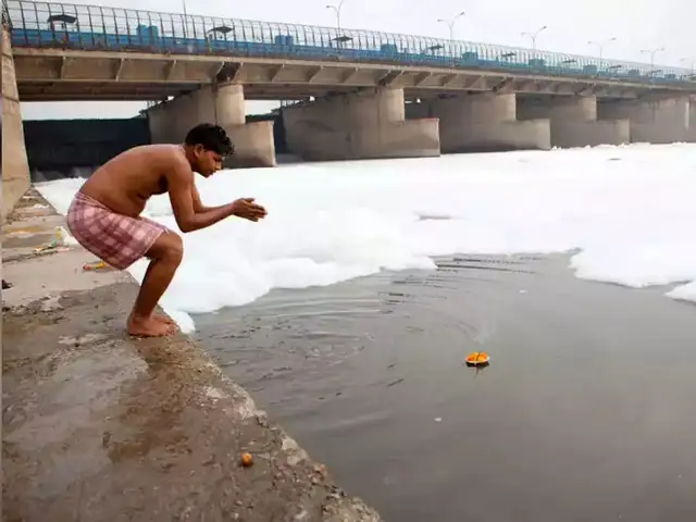 Serious risk - India's most polluted river: Toxic foam covers Yamuna ...