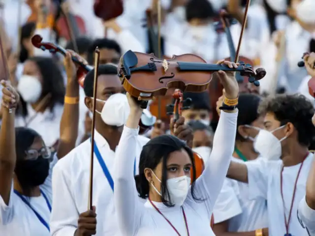 Venezuelan musicians set world's largest orchestra record - "El Sistema ...