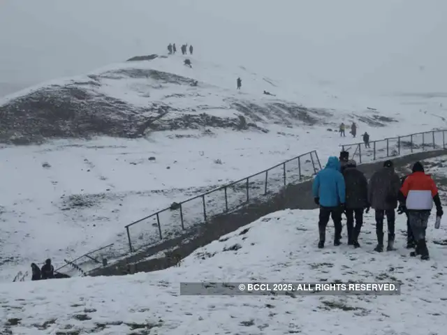 Minus 2.1 degrees - Cold wave intensifies in north Kashmir as Gulmarg records lowest temperature ...