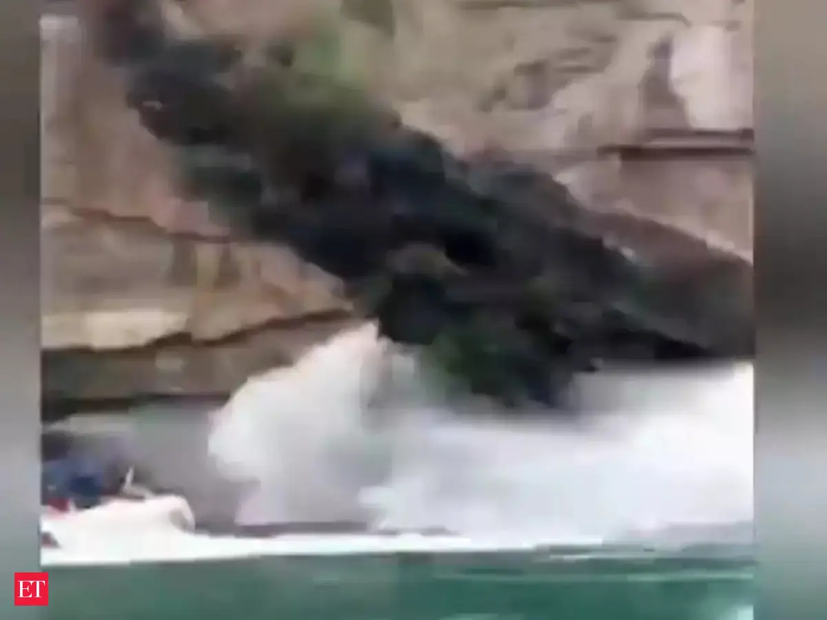 Brazil: 7 dead after cliff collapses onto boats carrying tourists on ...