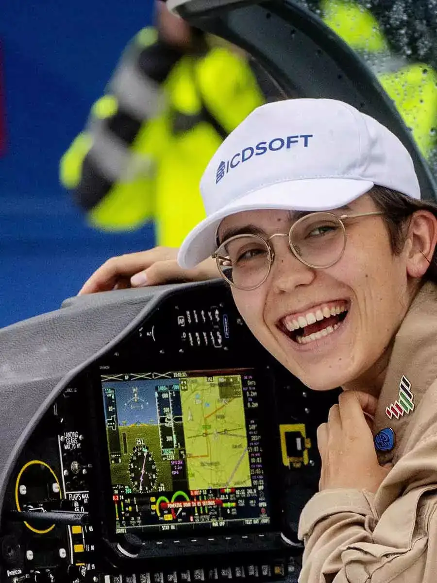 teenage pilot: Meet the youngest woman to fly solo around the world ...