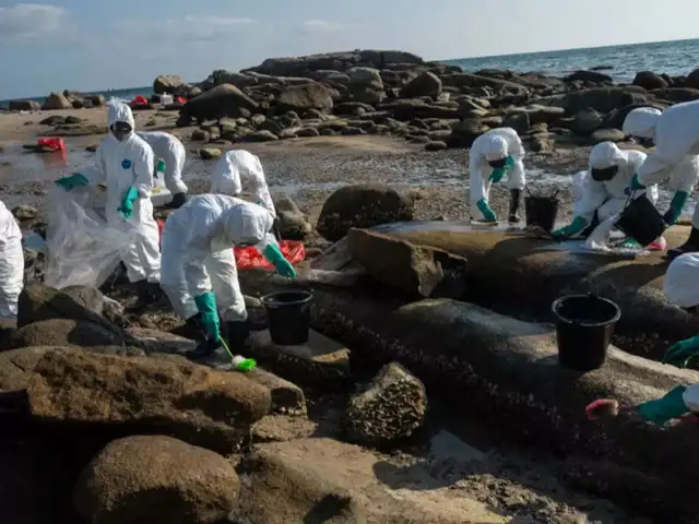 Weather, cleanup keep oil slick away from Thai resort island - Oil ...