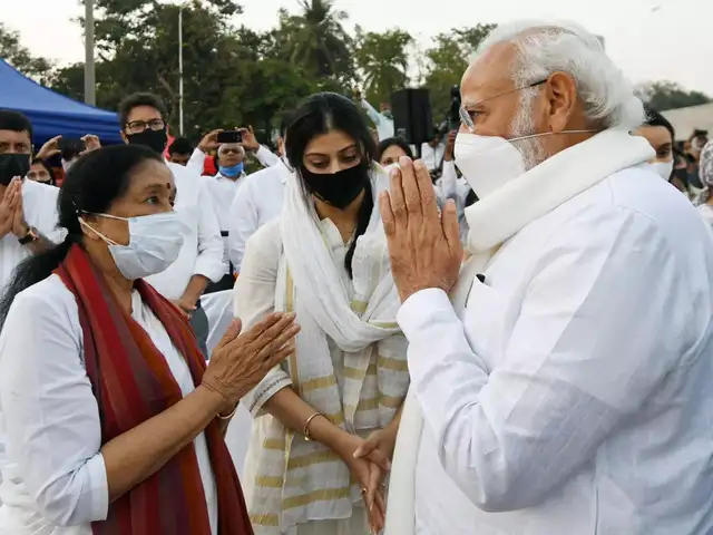 In Memoriam - India Mourns Lata Didi: PM Modi Meets Sisters Asha Bhosle ...