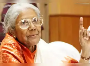 Sandhya Mukherjee Death News: Legendary Bengali singer Sandhya ...