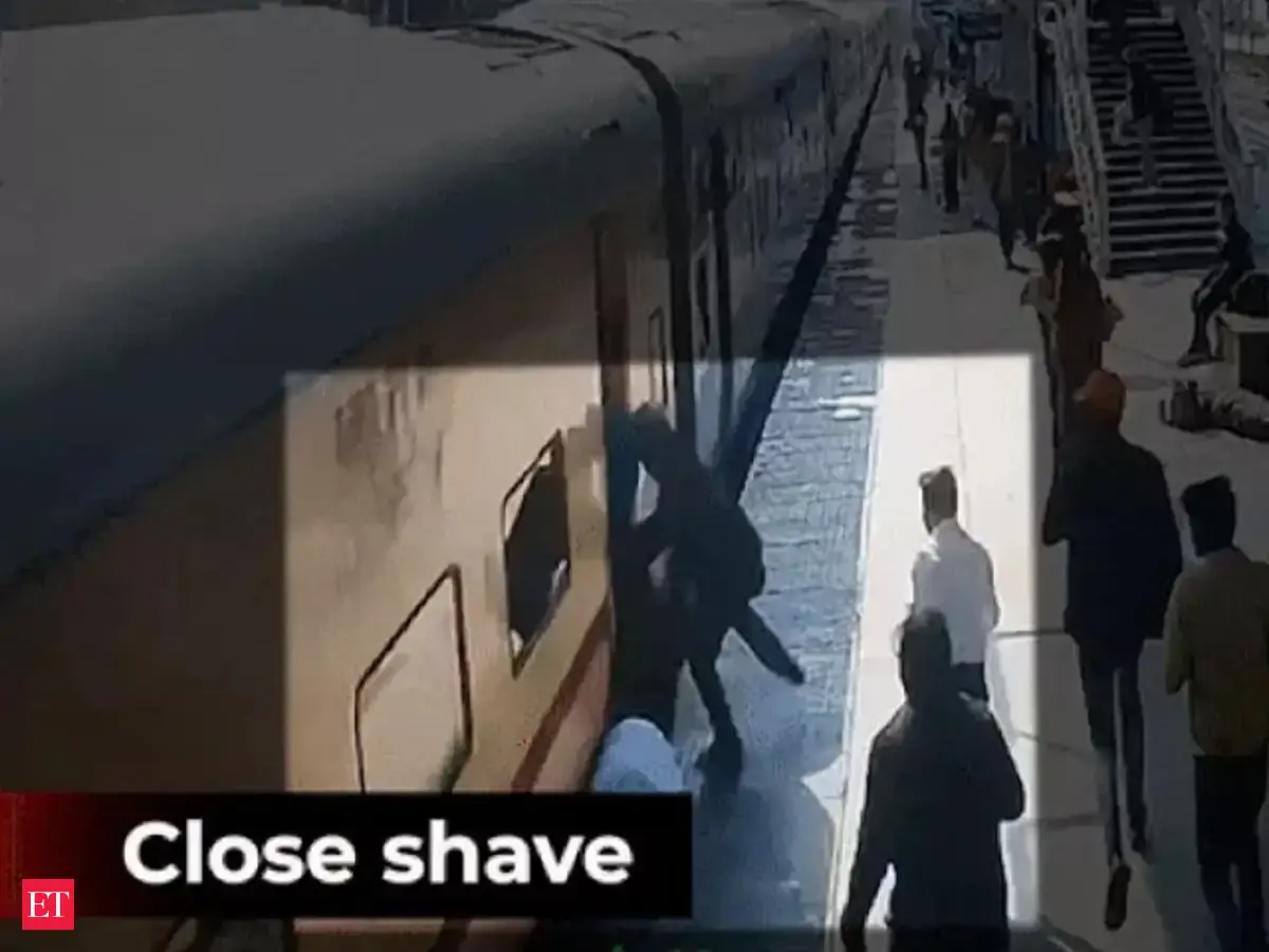 Narrow escape: RPF woman constable saves man stuck in between platform ...