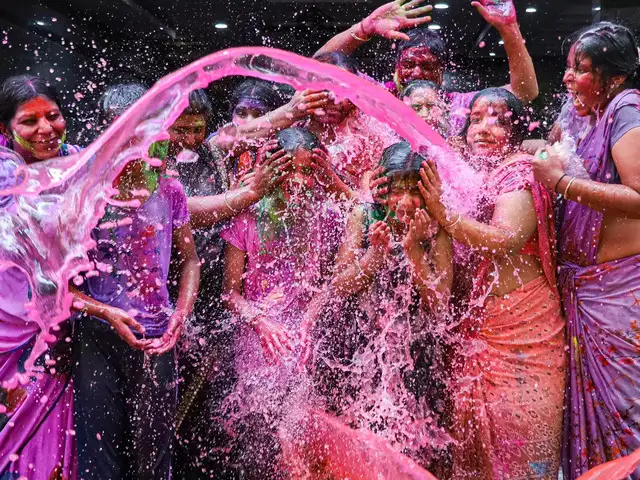 Dhuleti celebrated across Gujarat - Colours of Holi: Celebrations from ...