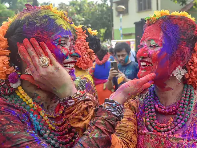 Dhuleti celebrated across Gujarat - Colours of Holi: Celebrations from ...