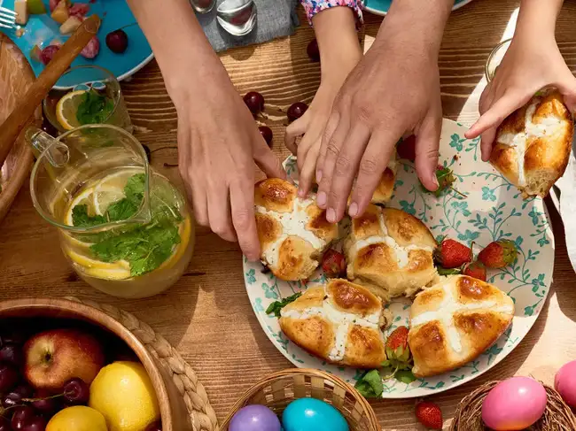 Easter recipes: Prepare the best Easter breakfast combo with hot cross ...