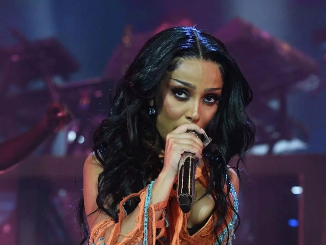 doja cat: Doja Cat brings pyro back, stuns with a majestic Coachella ...