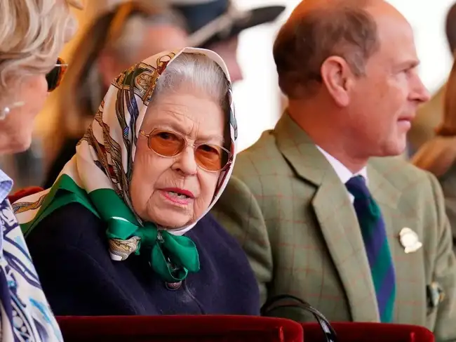 queen: Picture perfect: Queen Elizabeth attends horse show in 1st ...