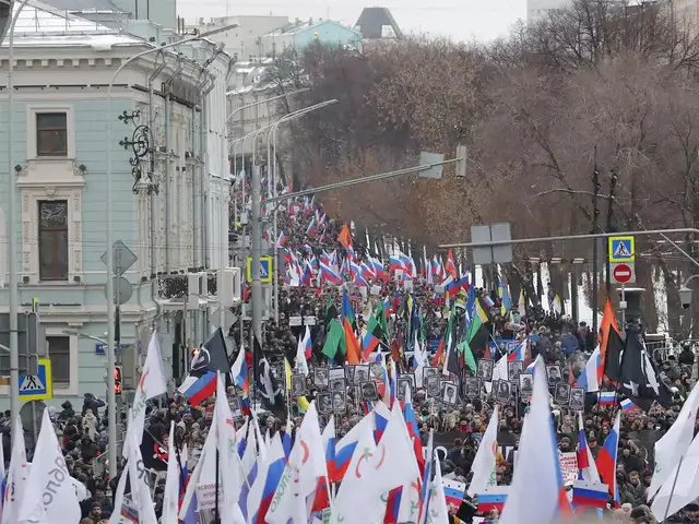 Ukraine leader defiant on victory over Russia - Rare show of opposition ...