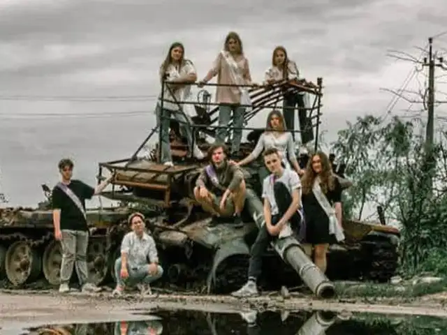 Bombed-out buildings: Photoshoot of Ukraine students go viral ...