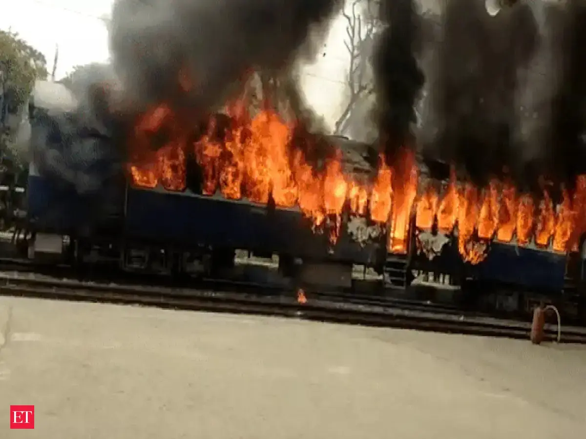agnipath scheme: Watch: Protests continue in Bihar over Central ...