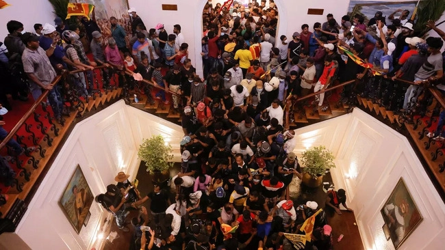 Sri Lankan Protesters: Sri Lankans take over their president's house ...