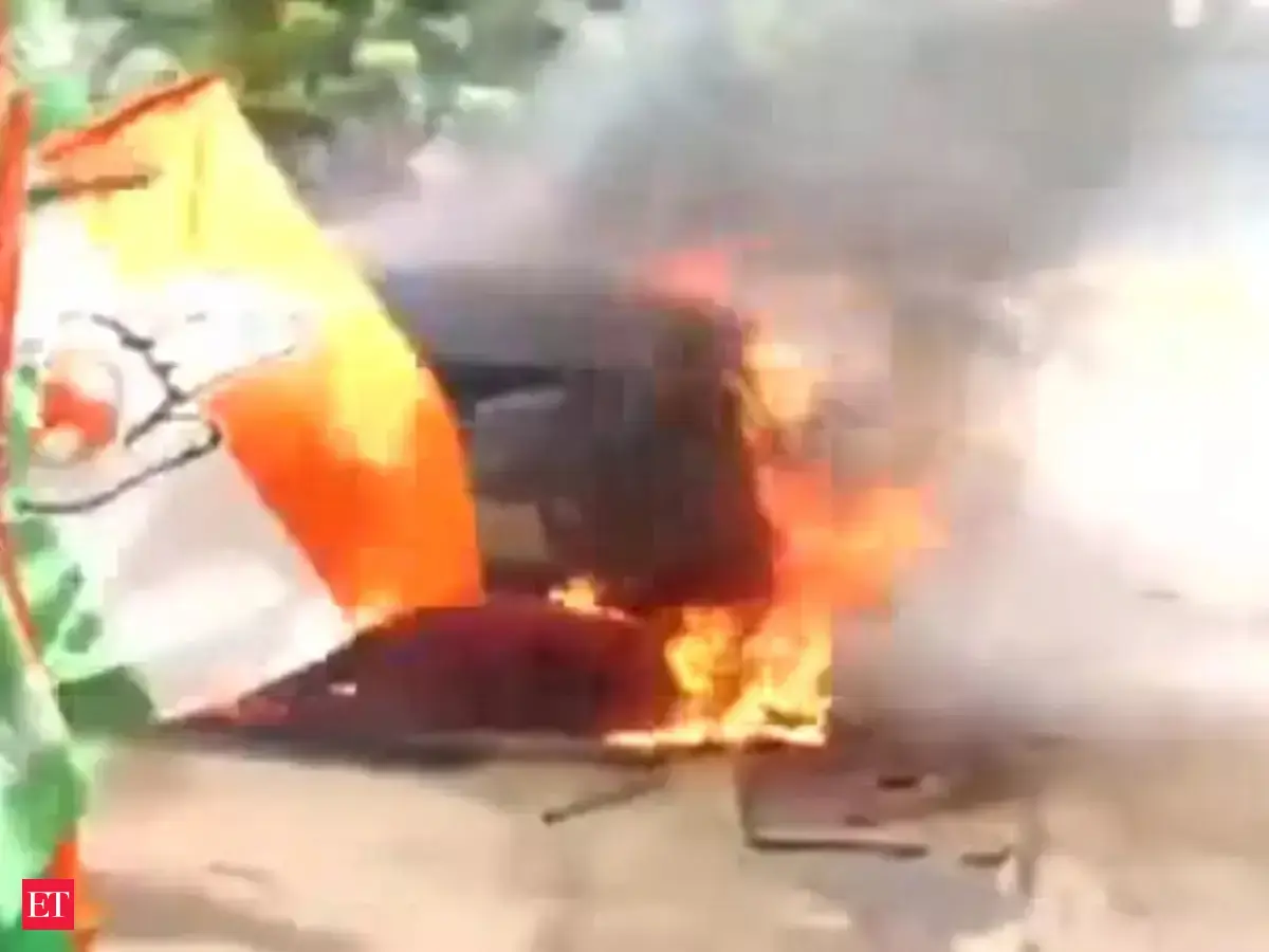 sonia gandhi: National Herald case: Congress workers burn a car near ED ...