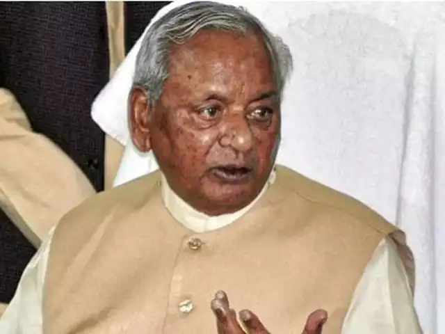 UP CM Yogi Adityanath unveils 12-feet bronze statue of former CM Kalyan Singh - 12-feet bronze ...